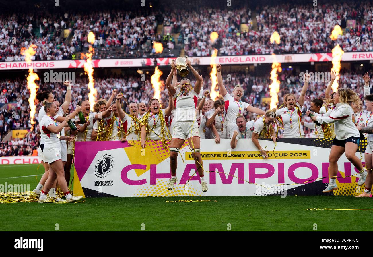 England's players celebrate as Zoe Aldcroft lifts the Women's Rugby ...