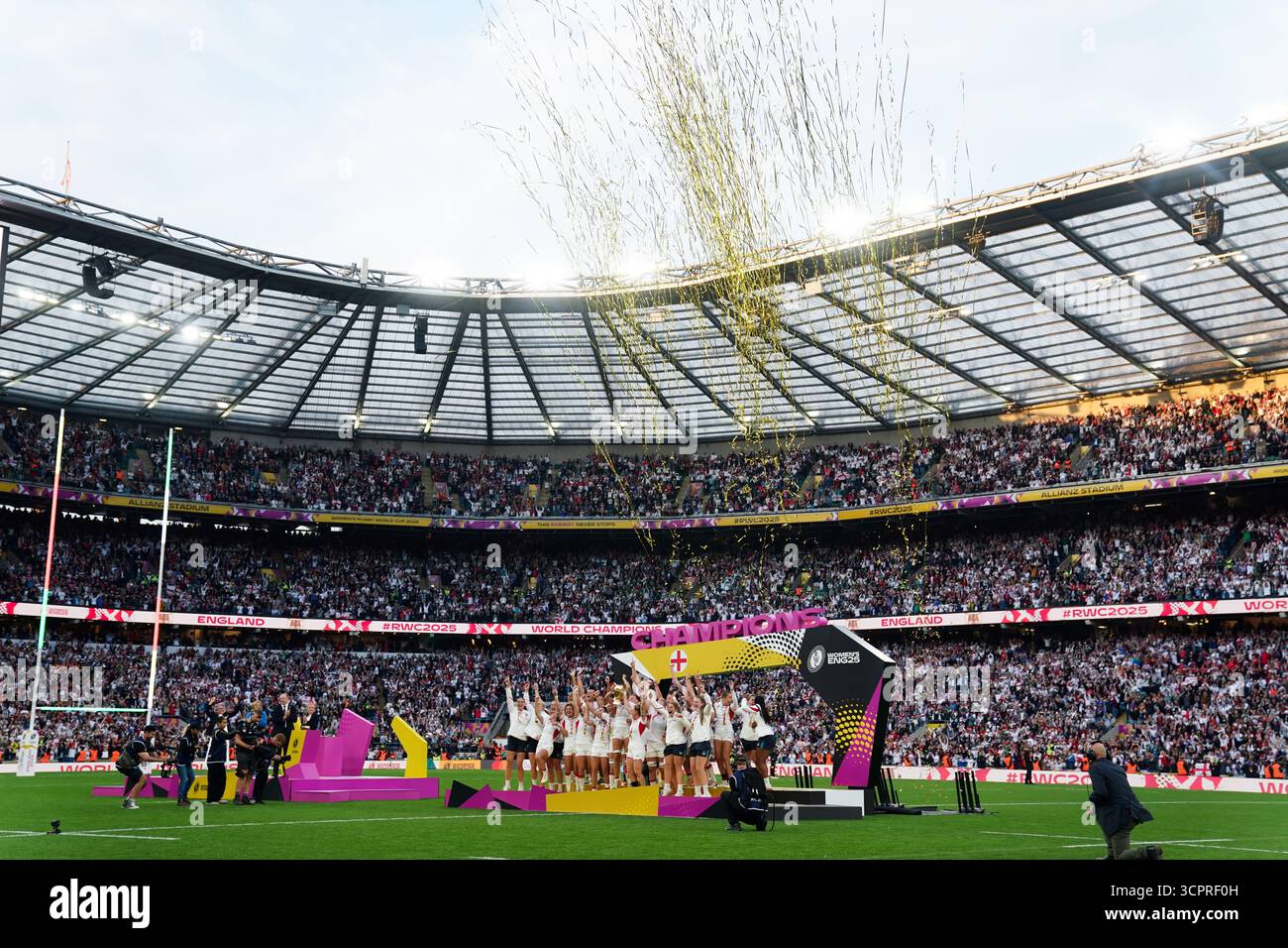 England's players celebrate as Zoe Aldcroft lifts the Women's Rugby ...