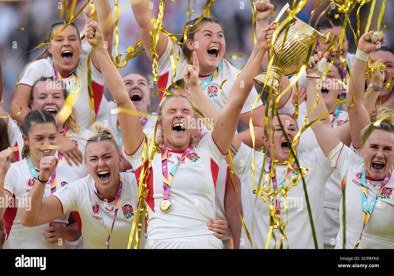 England's players celebrate as Zoe Aldcroft lifts the Women's Rugby ...