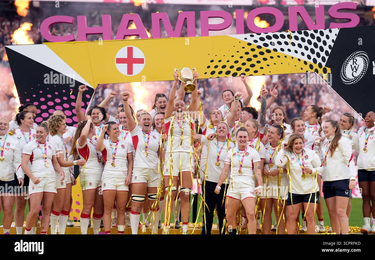 England's players celebrate as Zoe Aldcroft lifts the Women's Rugby ...