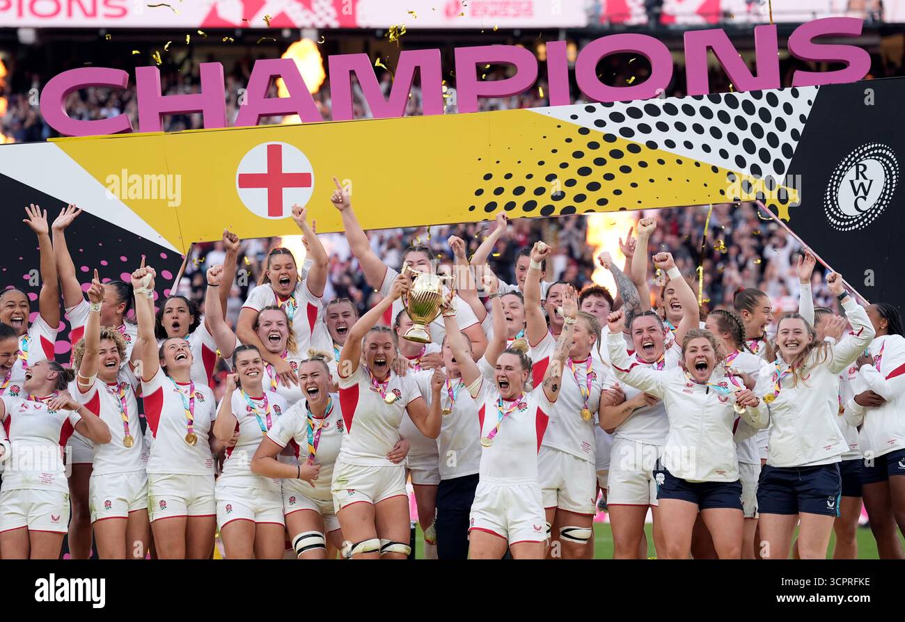 England's players celebrate as Zoe Aldcroft lifts the Women's Rugby ...