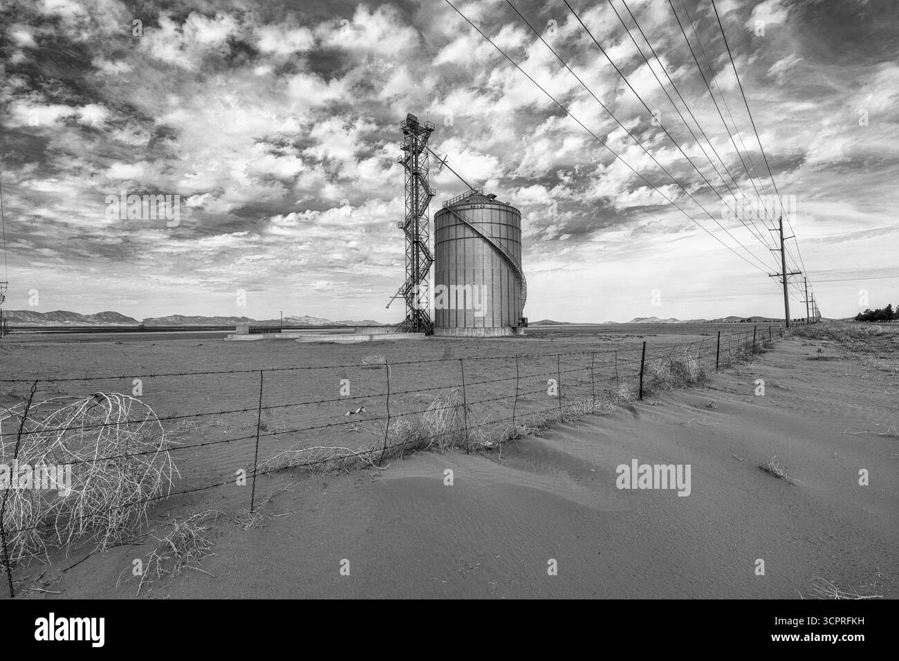 A grain silo under the Arizona sky in the desert Stock Photo - Alamy
