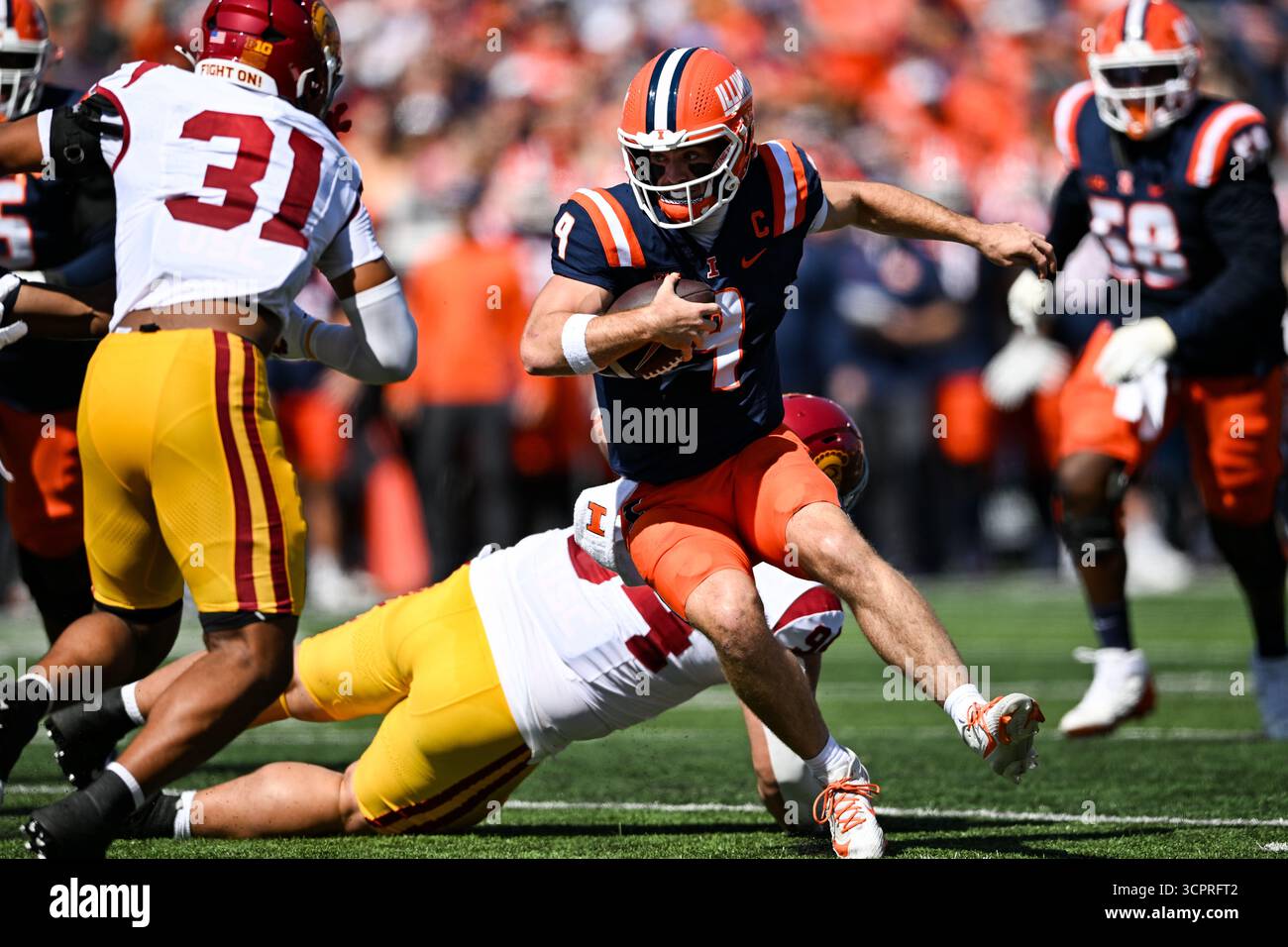 CHAMPAIGN, IL - SEPTEMBER 27: Illinois Fighting Illini QB Luke Altmyer ...