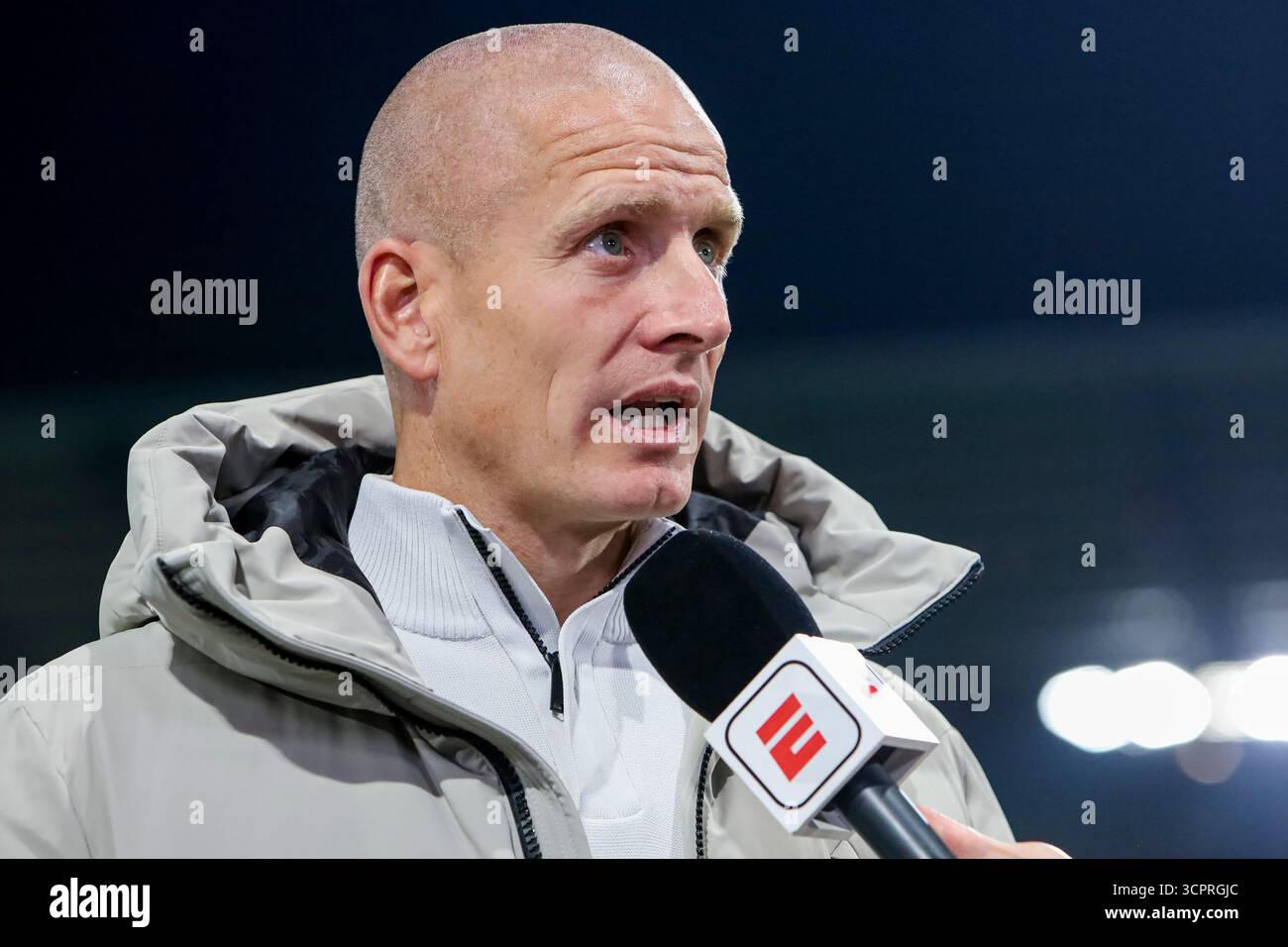 head coach Bas Sibum of Heracles Almelo looks on during the Eredivisie ...