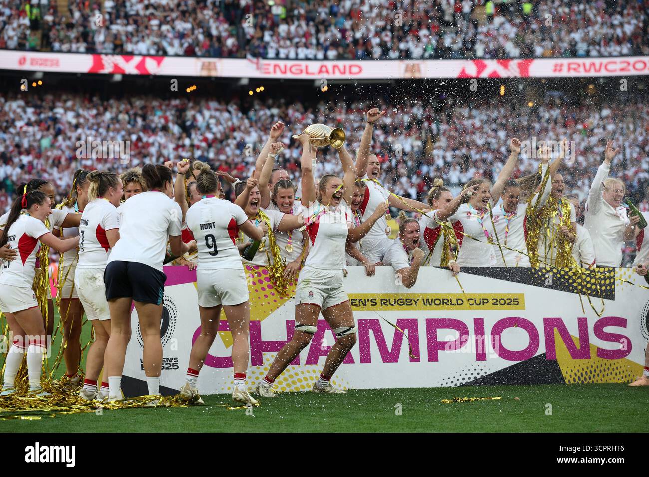 LONDON, UK - 27th Sept 2025: Zoe Aldcroft of England lifts the trophy ...