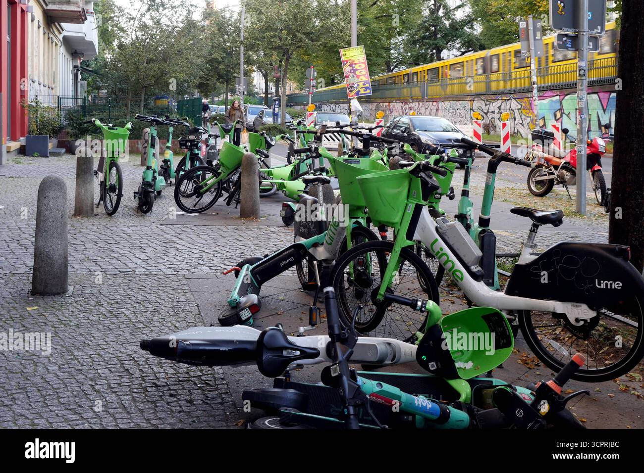 27.09.2025, Berlin - Deutschland. E-Bikes und E-Scooter der Firma Lime ...