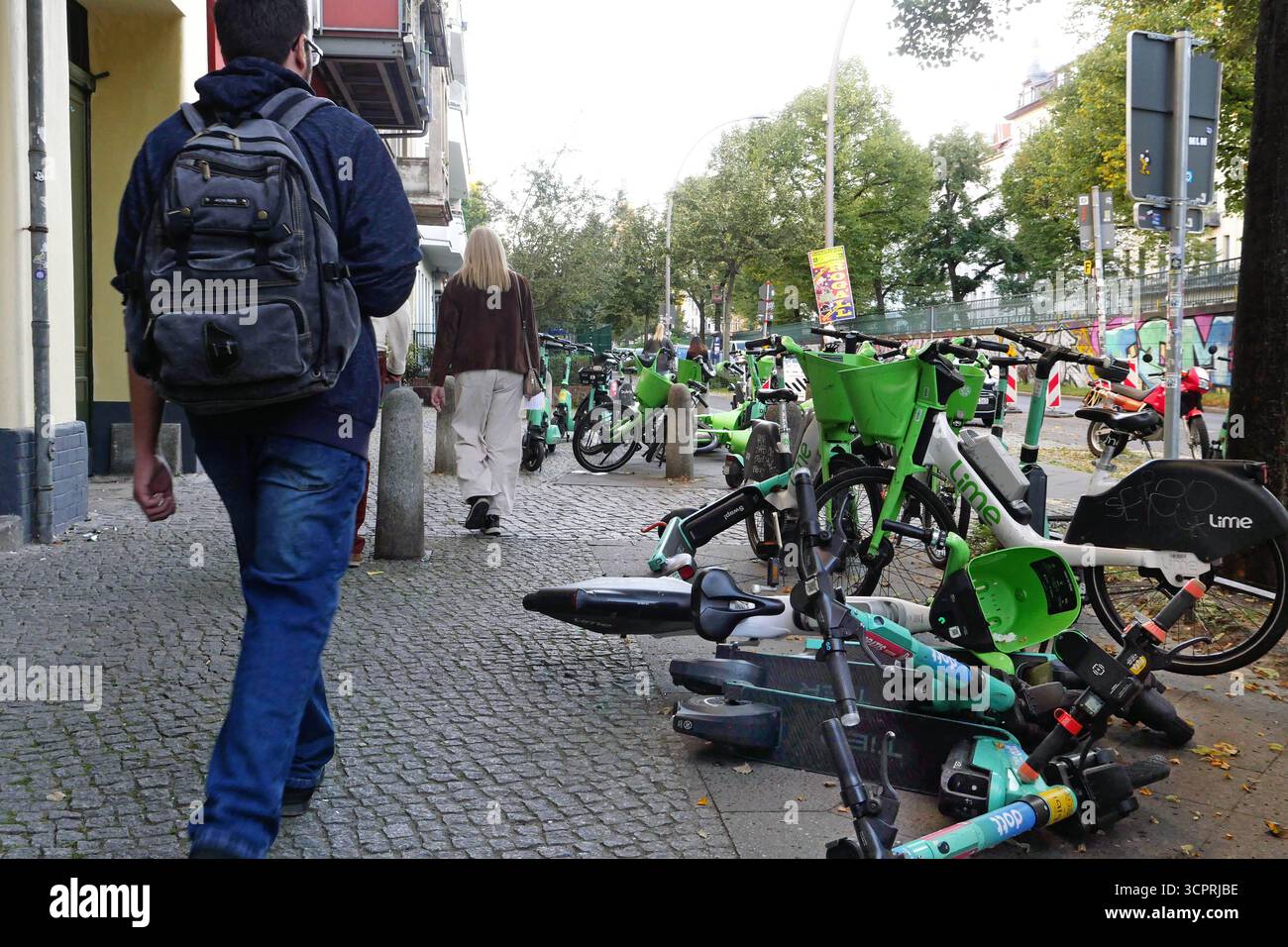 27.09.2025, Berlin - Deutschland. E-Bikes und E-Scooter der Firma Lime ...
