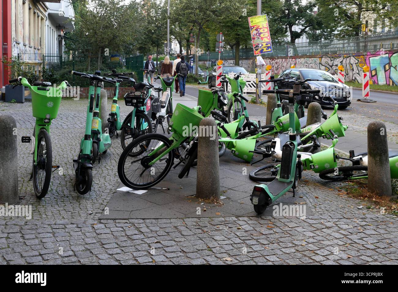 27.09.2025, Berlin - Deutschland. E-Bikes und E-Scooter der Firma Lime ...