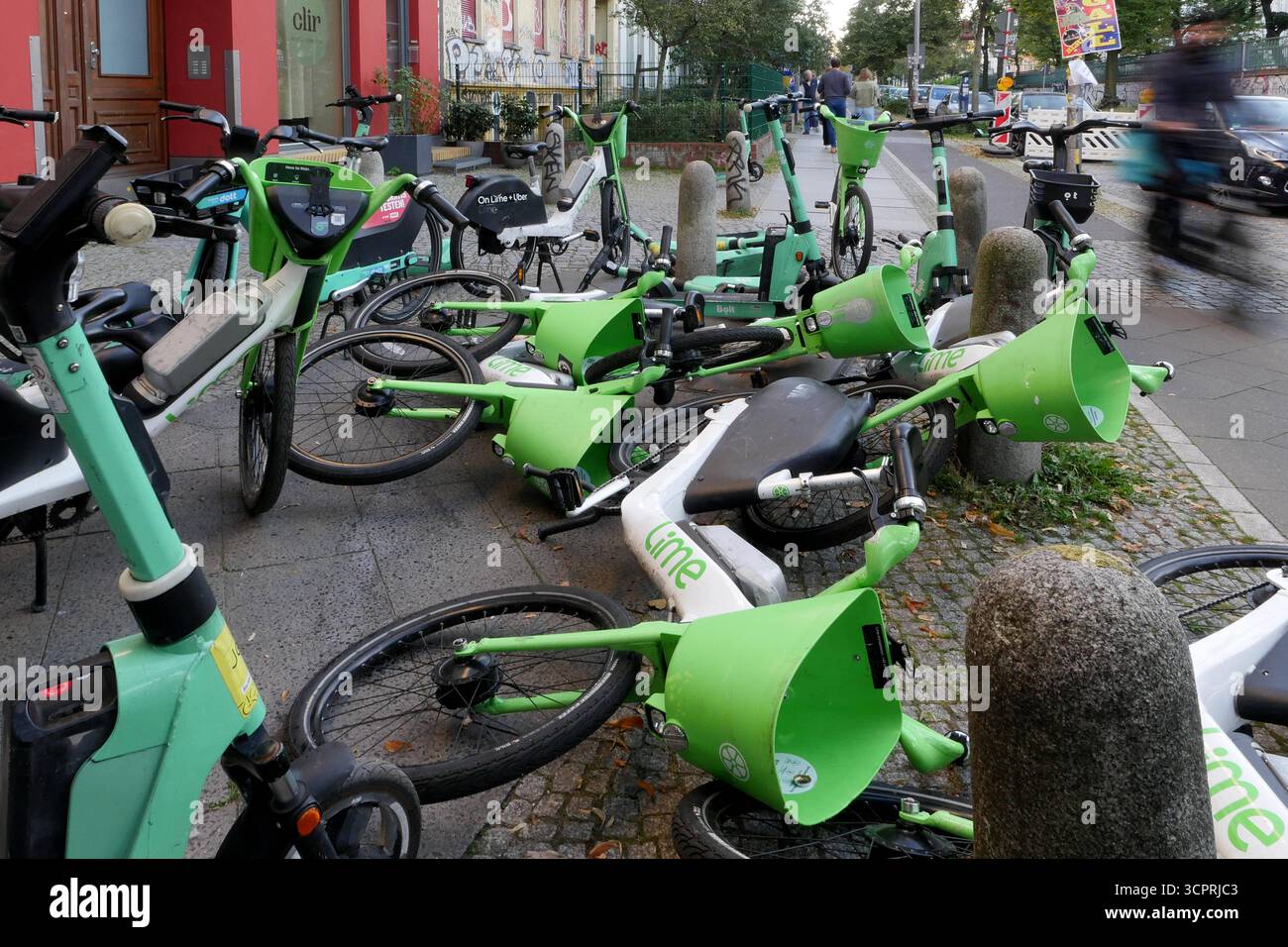 27.09.2025, Berlin - Deutschland. E-Bikes und E-Scooter der Firma Lime ...