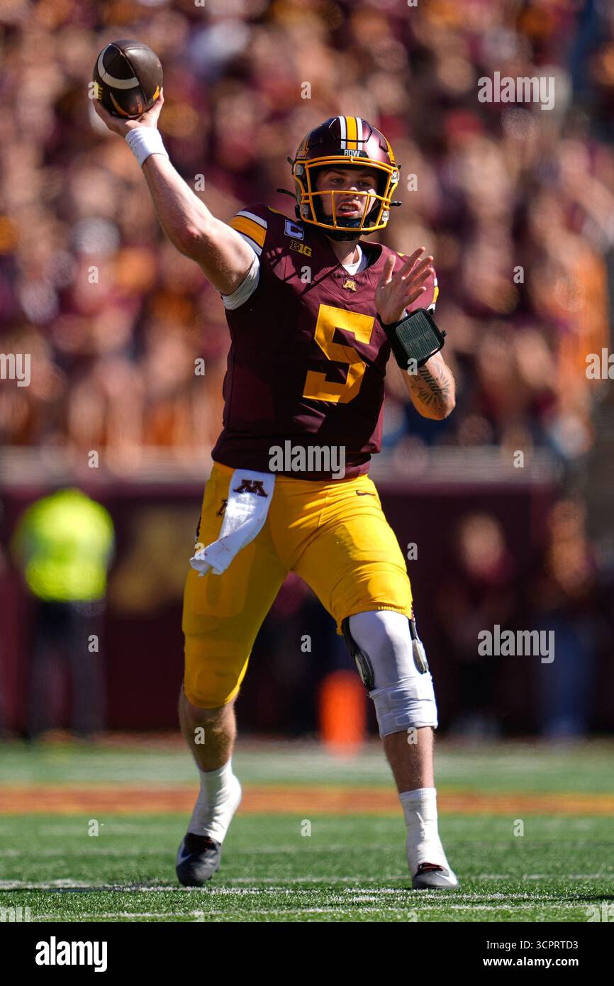 Minnesota quarterback Drake Lindsey (5) throws a pass during the second ...