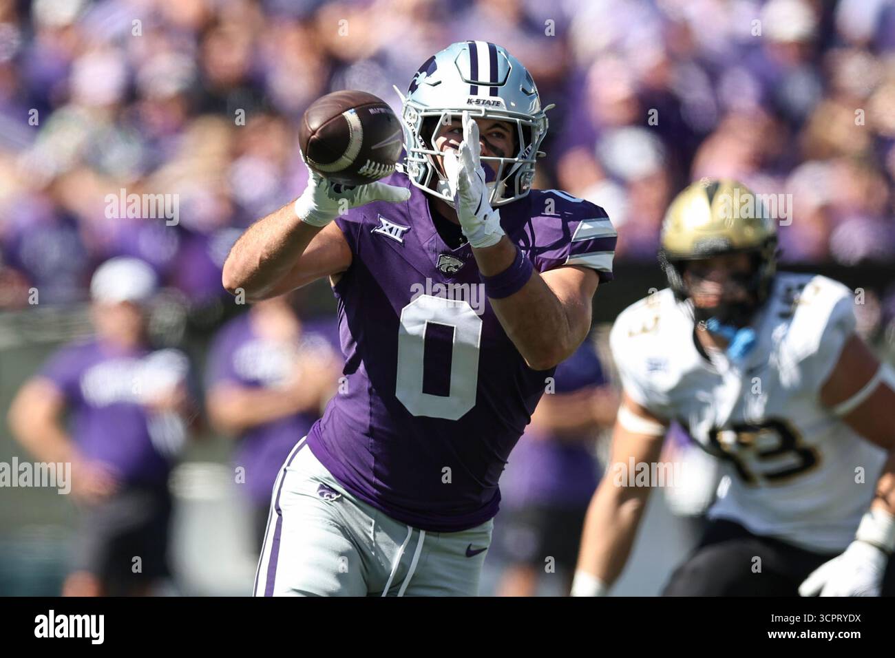 MANHATTAN, KS - SEPTEMBER 27: Kansas State Wildcats tight end Linkon ...