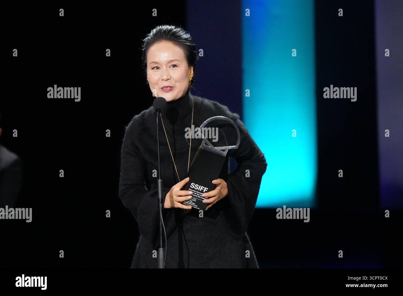 Actress Zhao Xiaohong receives the Best Leading Actress Award for the ...