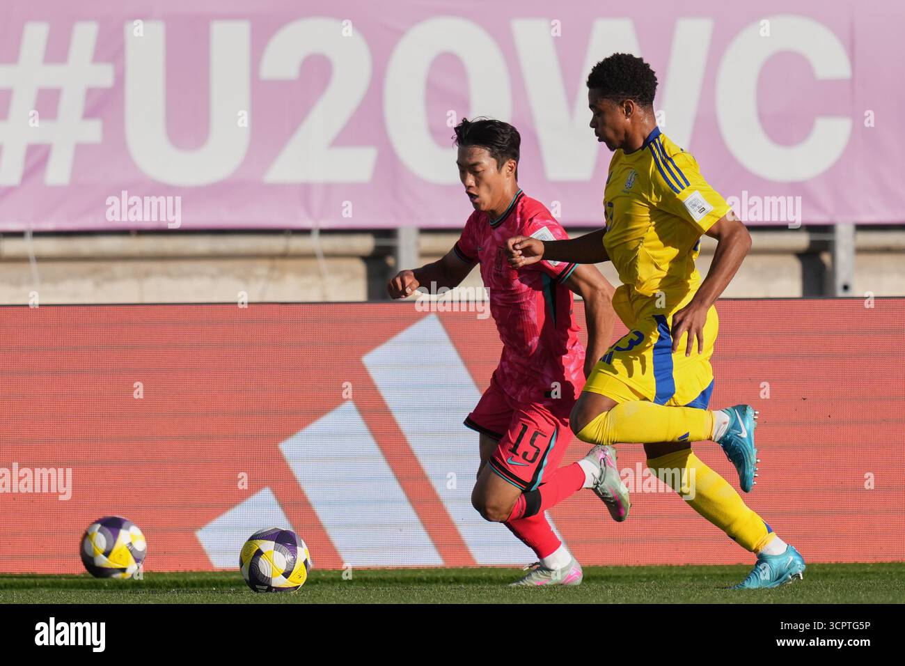 South Korea's Lee Geon-hee, left, and Ukraine's Daniel Vernattus battle ...