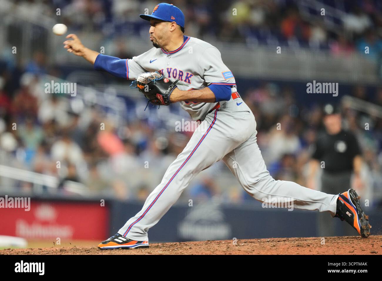 New York Mets' relief pitcher Edwin Diaz throws during the ninth inning ...