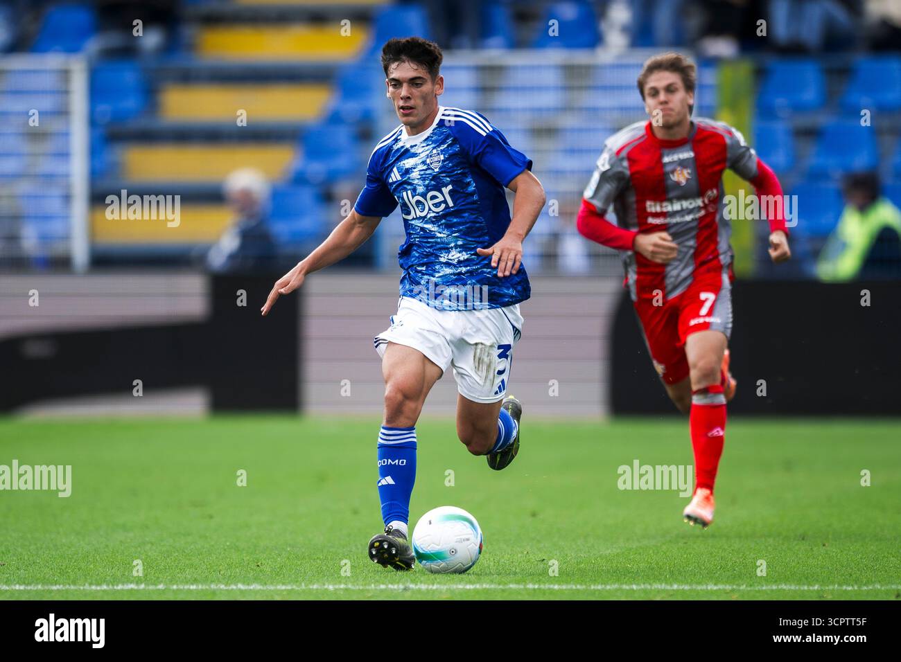 Alex Valle of Como 1907 is challenged by Alessio Zerbin of US Cremonese ...