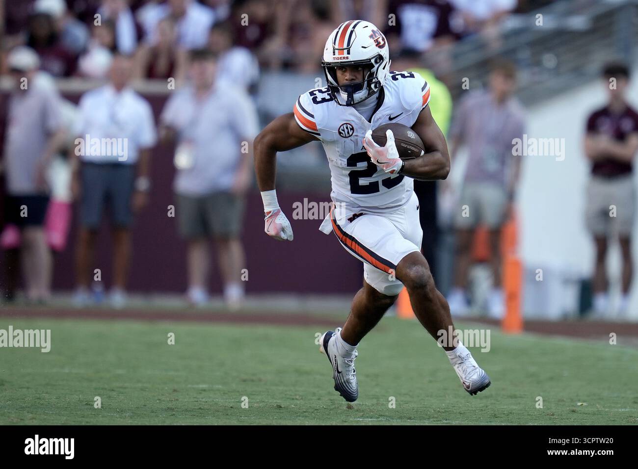 Auburn running back Jeremiah Cobb (23) breaks to the outside against ...