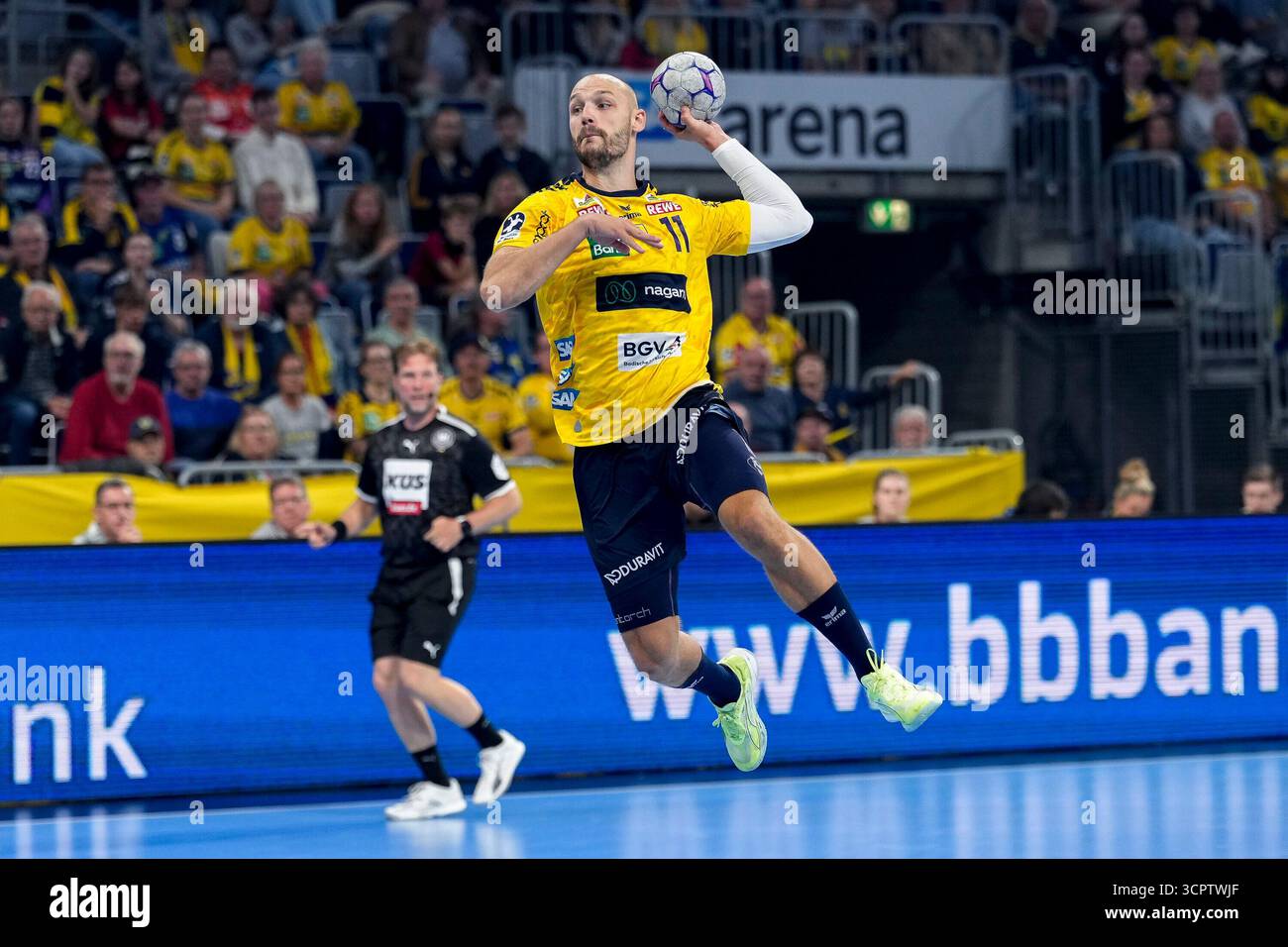 Mannheim, Deutschland. 27th Sep, 2025. Lukas Sandell (RNL, 11), am Ball ...