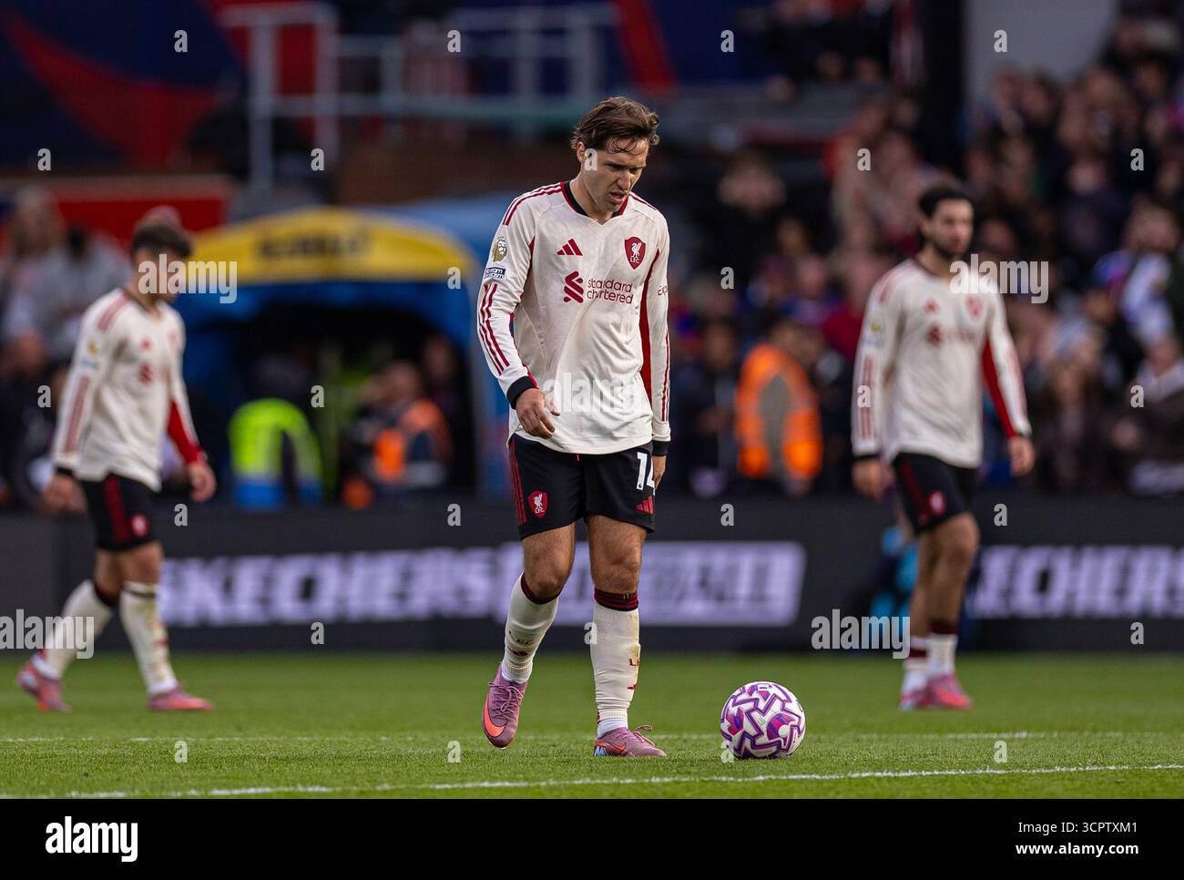 (250928) -- LONDON, Sept. 28, 2025 (Xinhua) -- Liverpool's Federico ...
