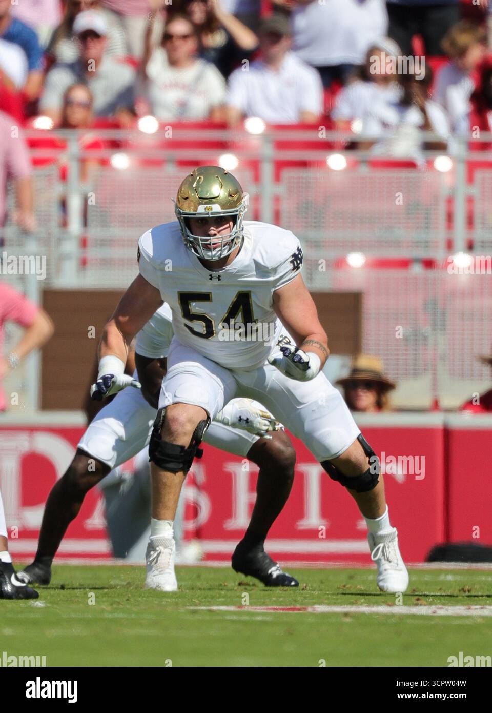 September 27, 2025: Irish offensive lineman Anthonie Knapp (54) takes a ...