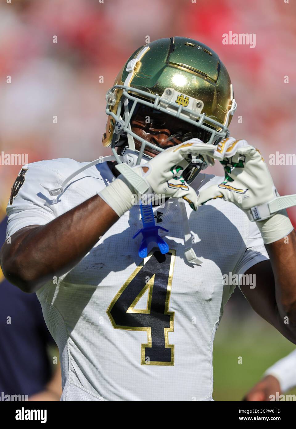 September 27, 2025: Norte Dame running back Jeremiyah Love (4) flashes ...