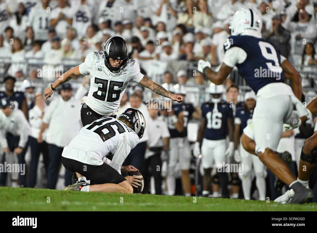 Oregon place kicker Atticus Sappington (36) kicks a field goal against ...