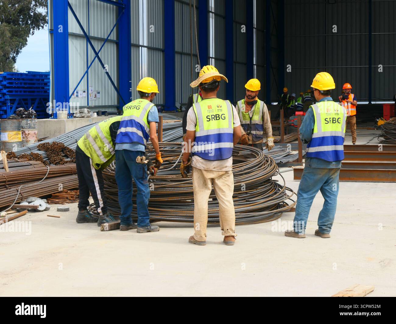 Bizerte. 25th Sep, 2025. Chinese and Tunisian workers work on the ...