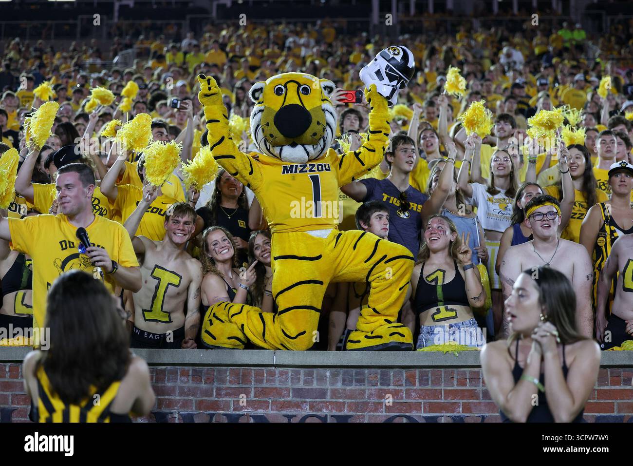 Columbia, MO, USA. 27th Sep, 2025. Missouri Tigers mascot Truman the ...