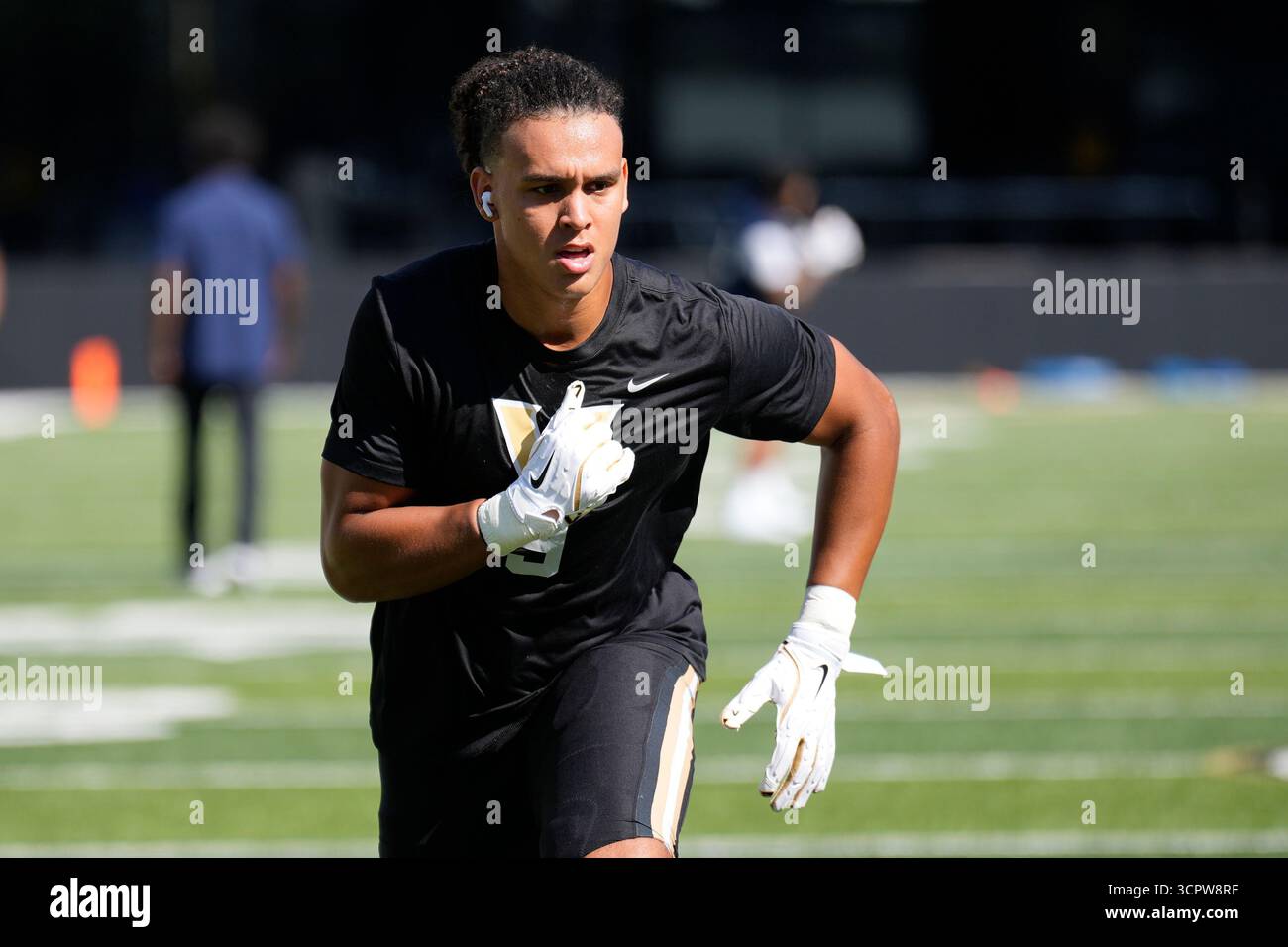 Vanderbilt tight end Eli Stowers warms up before playing against Utah ...