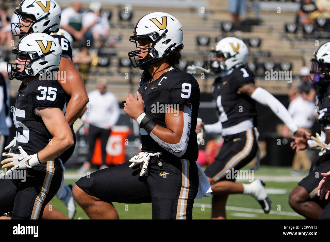 Vanderbilt tight end Eli Stowers (9) warms up before playing against ...