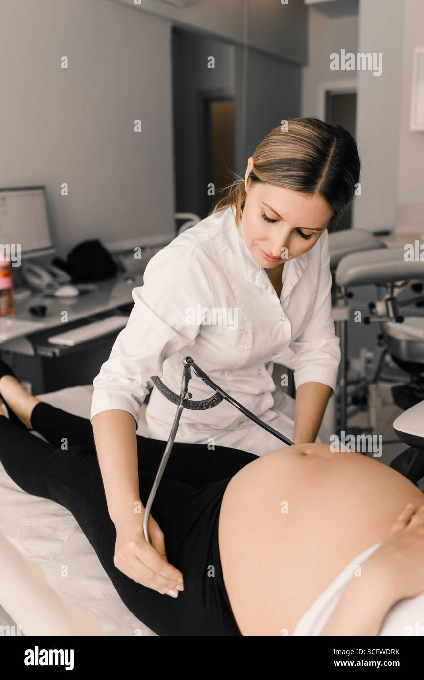 Doctor measuring pelvic size female hi-res stock photography and images ...