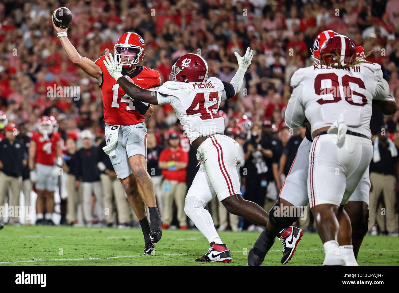 Georgia quarterback Gunner Stockton (14) throws a pass during the first ...