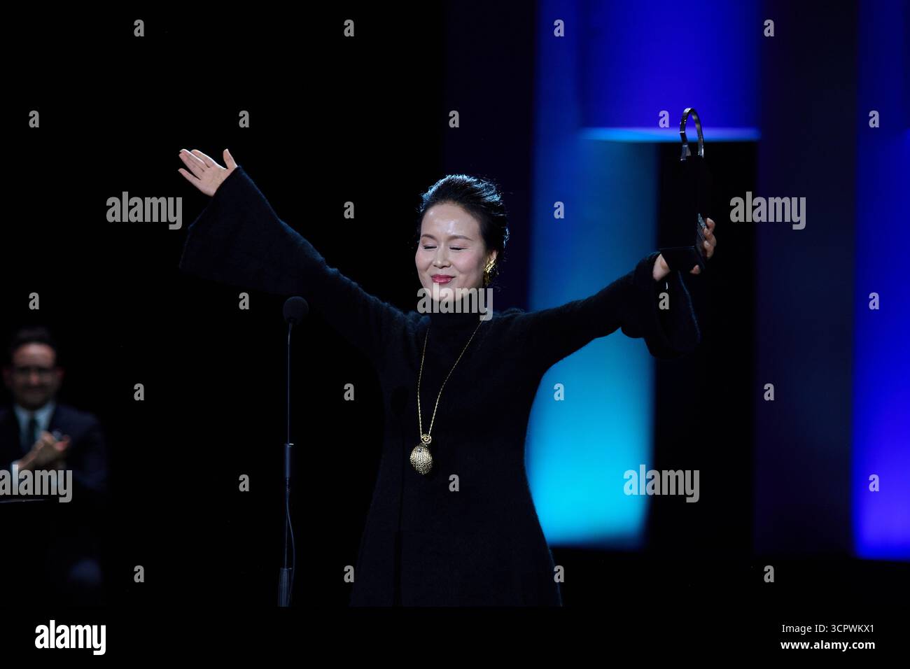 Zhao Xiaohong receives the Silver Shell award for Jianyu laide mama ...