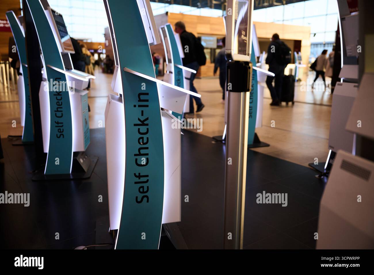 28 September 2025, Brandenburg, Schönefeld: People with suitcases stand ...