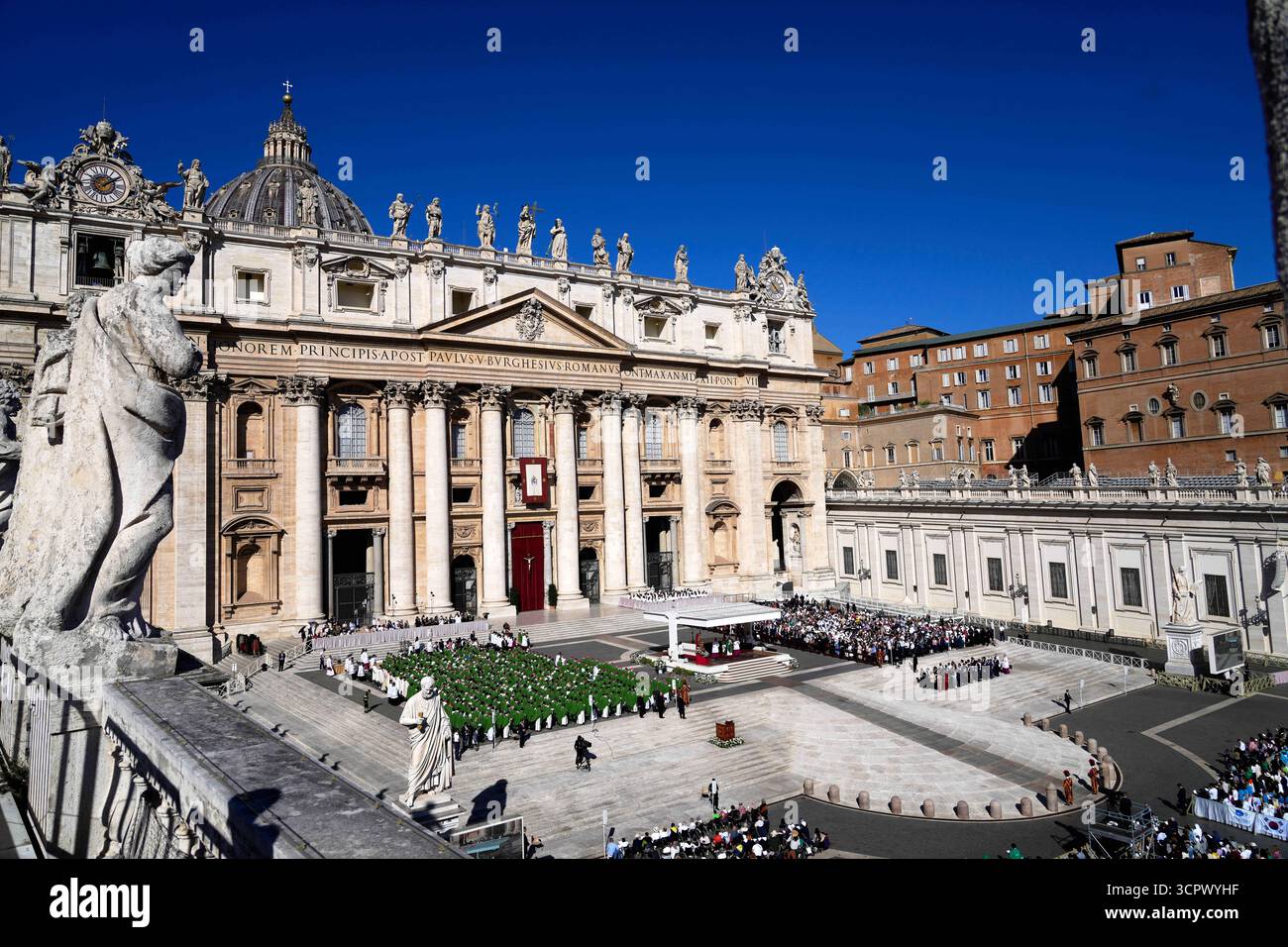 Faithful gather St. Peter's Square during a mass celebrated by Pope Leo ...
