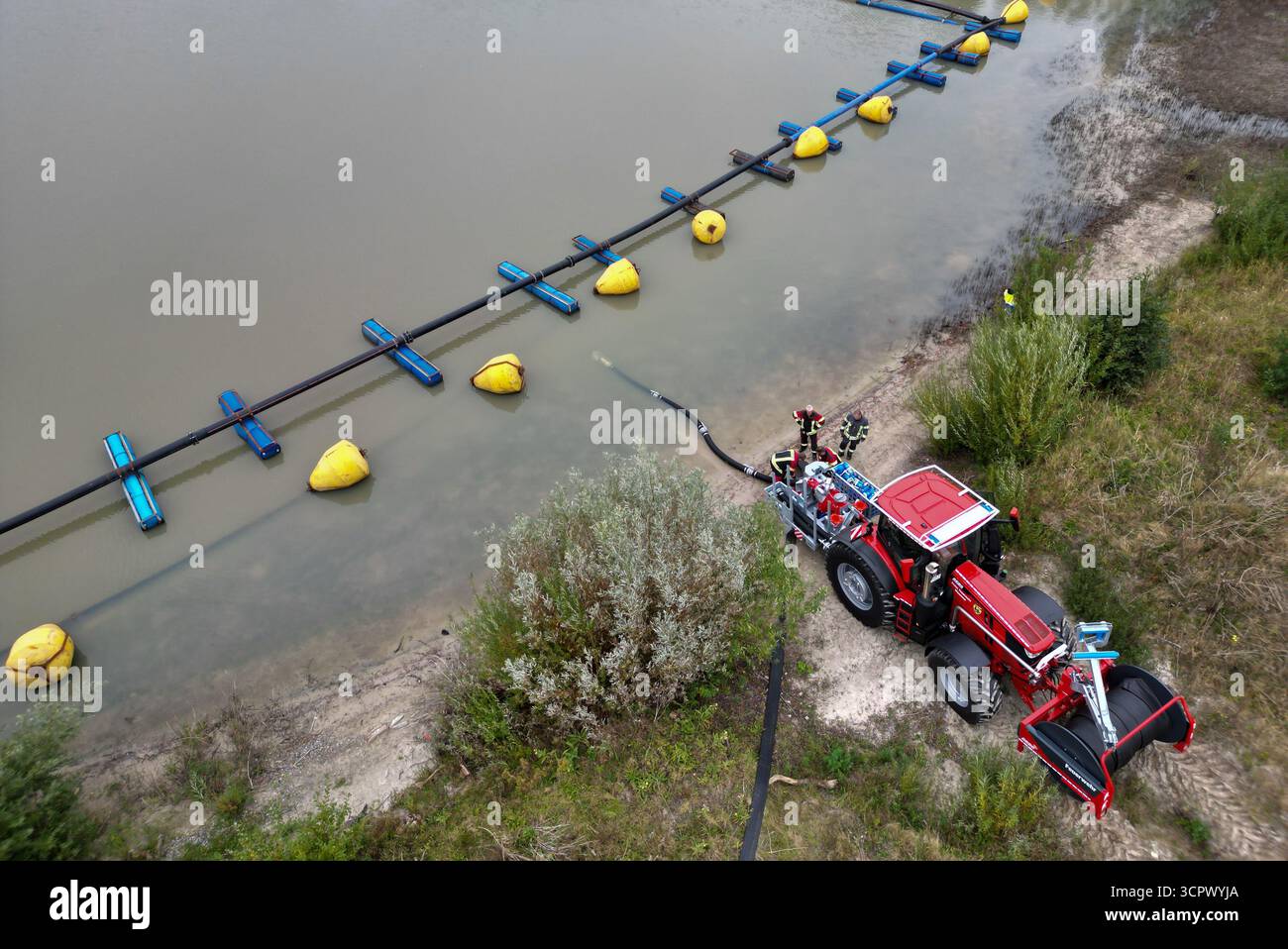 Wiesmoor, Germany. 27th Sep, 2025. With the help of a new emergency ...