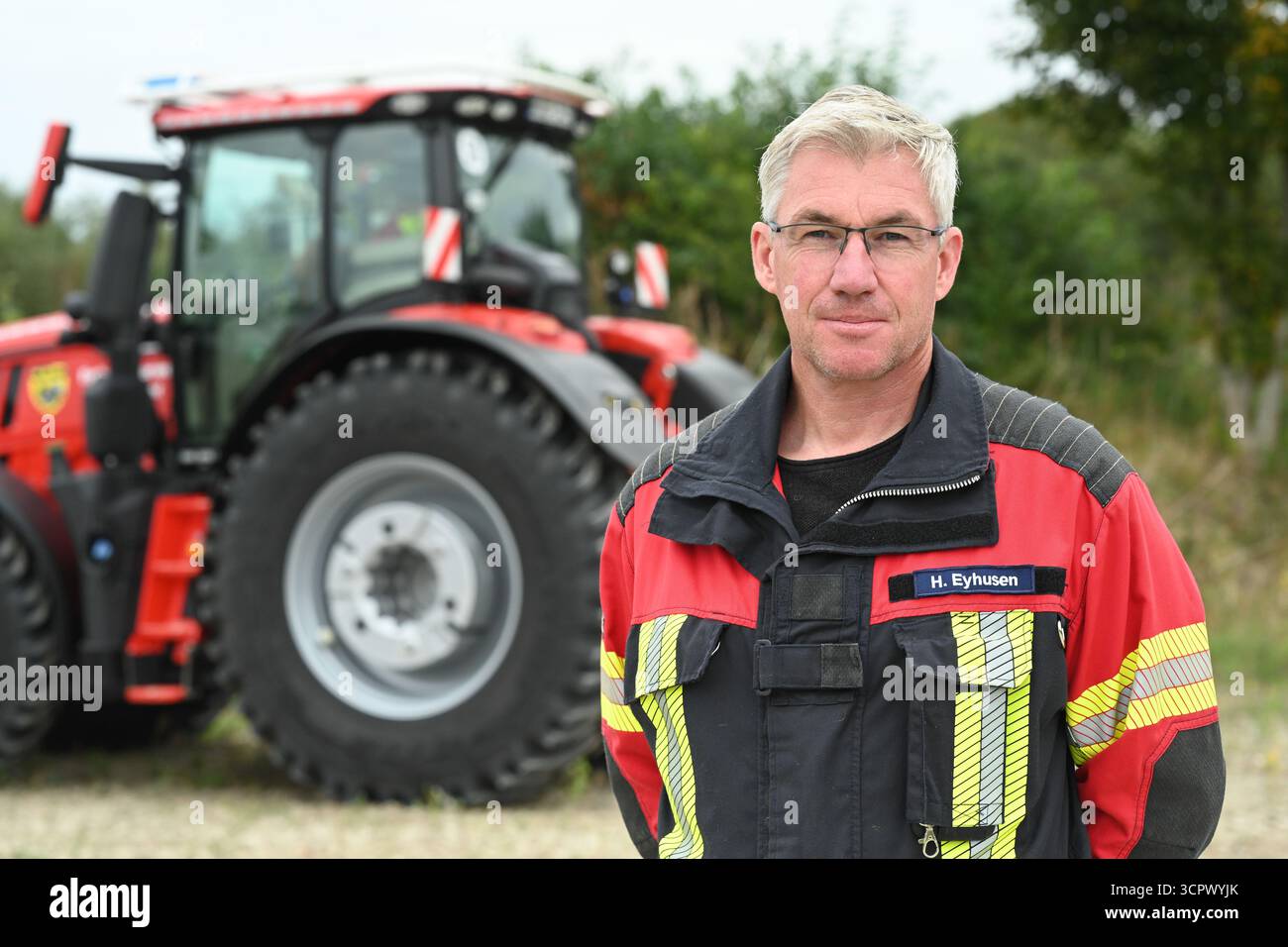 Wiesmoor, Germany. 27th Sep, 2025. Platoon leader Holger Eyhusen stands ...