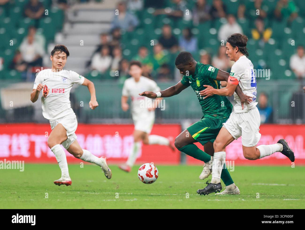 Beijing Guoan Football Club defeated Dalian Yingbo Football Club with 4 ...