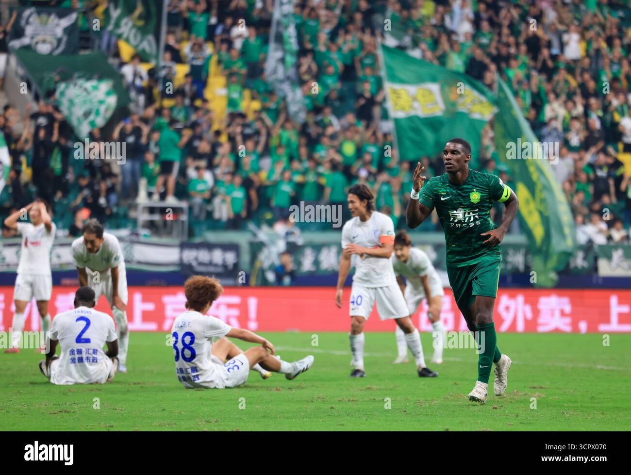 Beijing Guoan Football Club defeated Dalian Yingbo Football Club with 4 ...