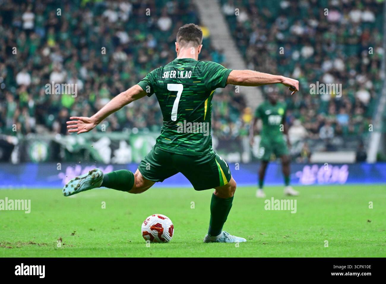 Beijing Guoan Football Club defeated Dalian Yingbo Football Club with 4 ...