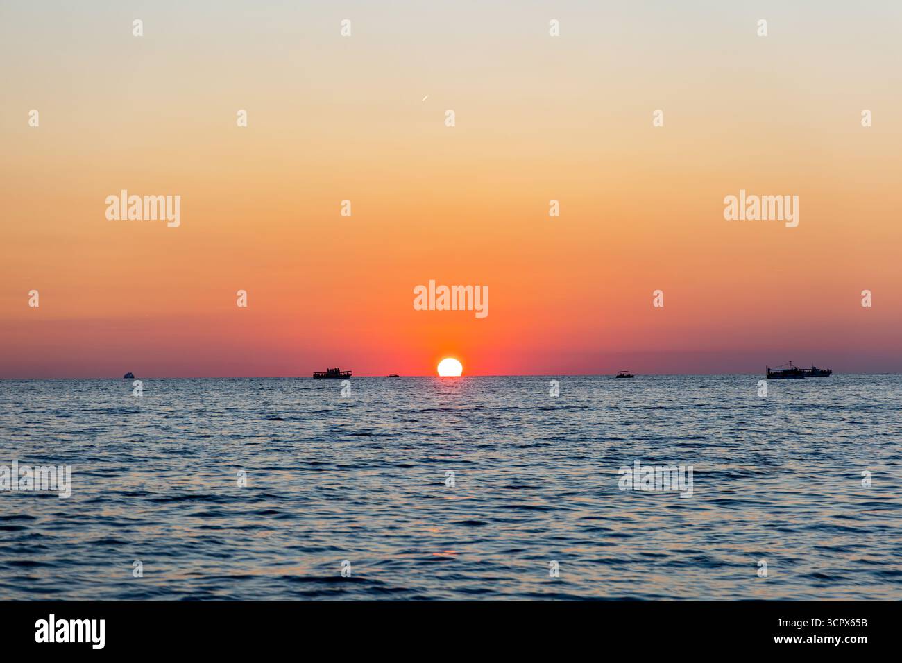 Sunset over water boats hi-res stock photography and images - Alamy