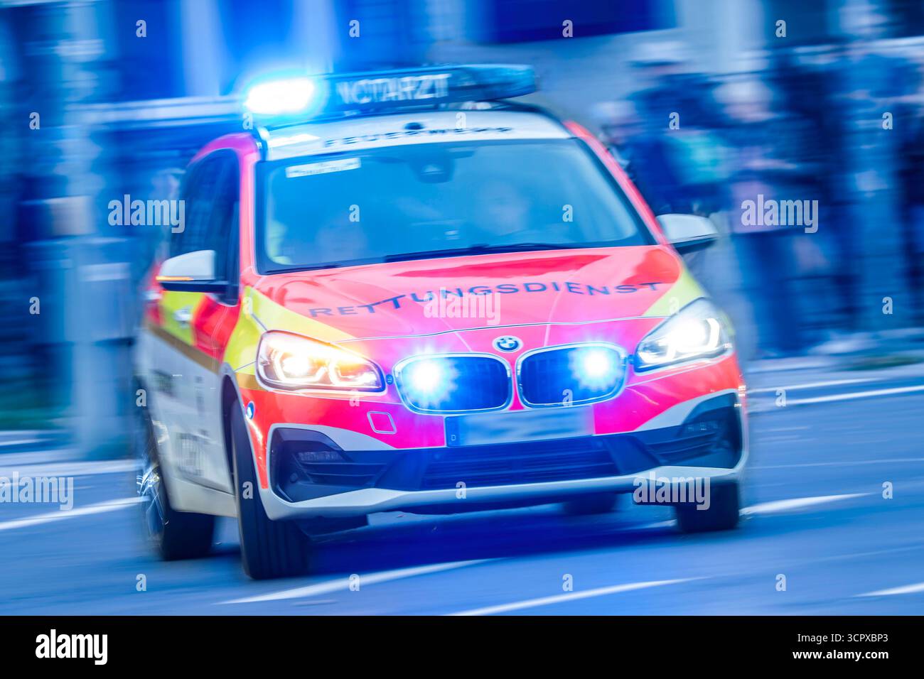 Blaulicht, Notarzt im Einsatz, Rettungsdienst der Feuerwehr, München ...