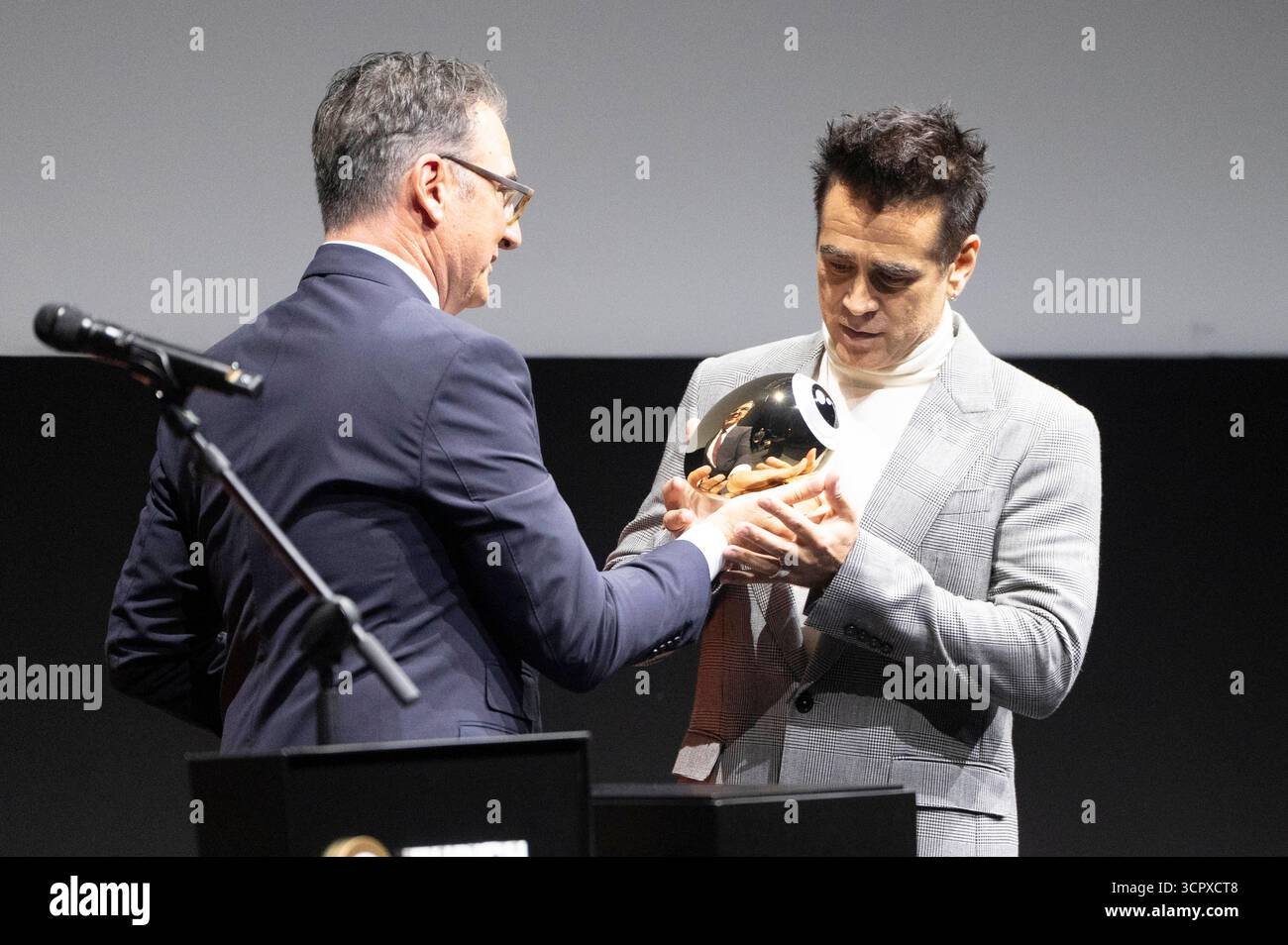 Christian Jungen und Colin Farrell bei der Verleihung vom Golden Icon ...