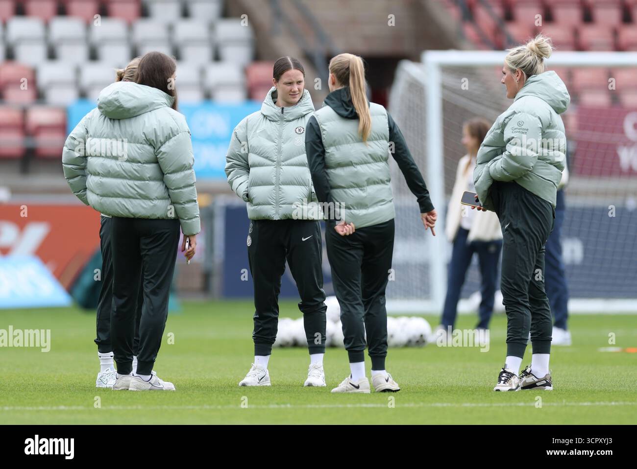 Chelsea Women players on the pitch ahead of the match between West Ham ...