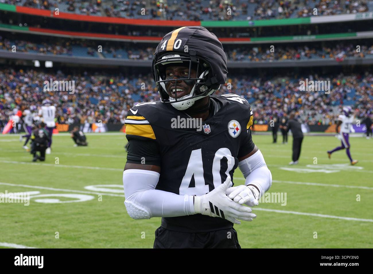 Pittsburgh Steelers Jabrill Peppers pauses during warm up ahead of the ...