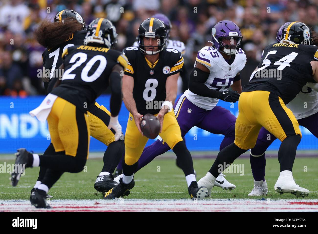 Pittsburgh Steelers quarterback Aaron Rodgers (8) pitches the ball ...