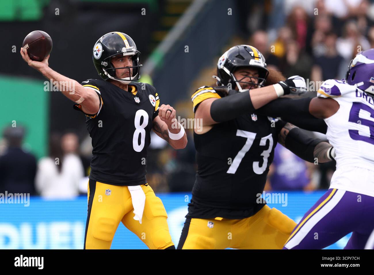 Pittsburgh Steelers quarterback Aaron Rodgers (8) makes a throw during ...