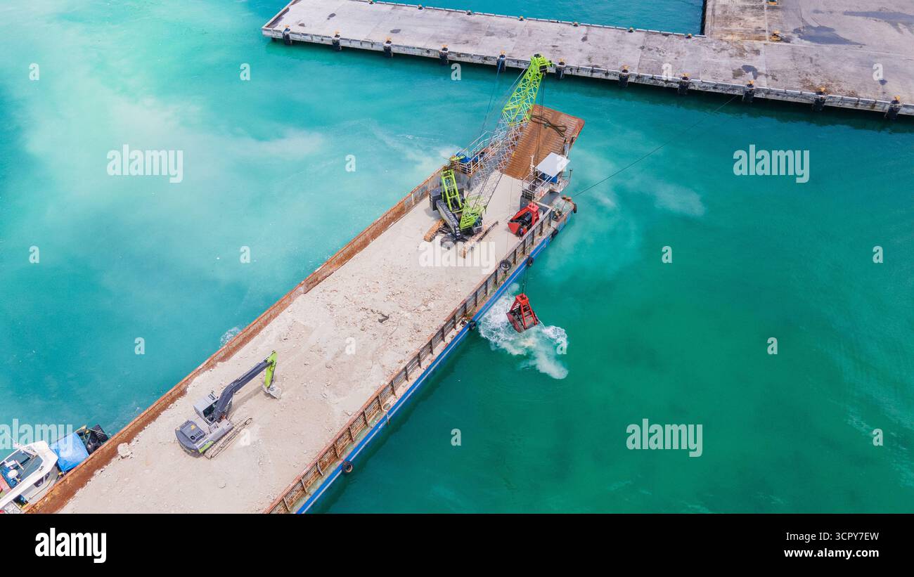 Barge crane dredging seabed hi-res stock photography and images - Alamy