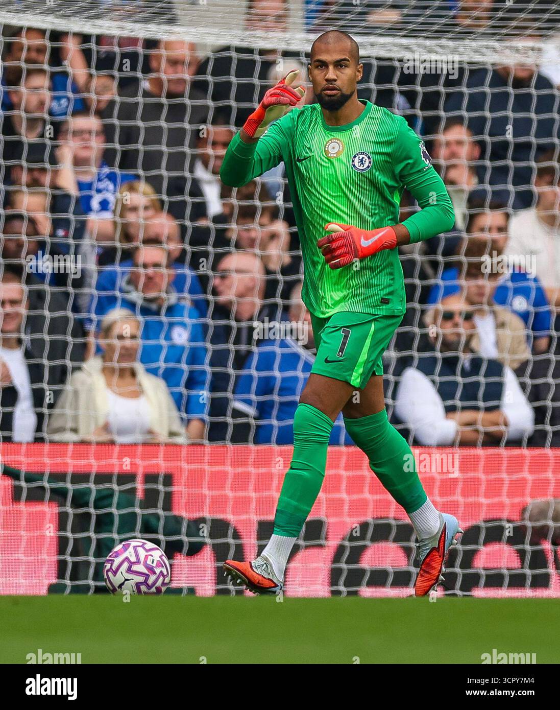 Chelsea goalkeeper robert sanchez hi-res stock photography and images ...