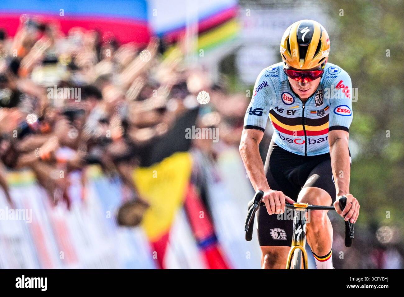 Kigali, Rwanda. 28th Sep, 2025. Belgian Remco Evenepoel as he crosses ...