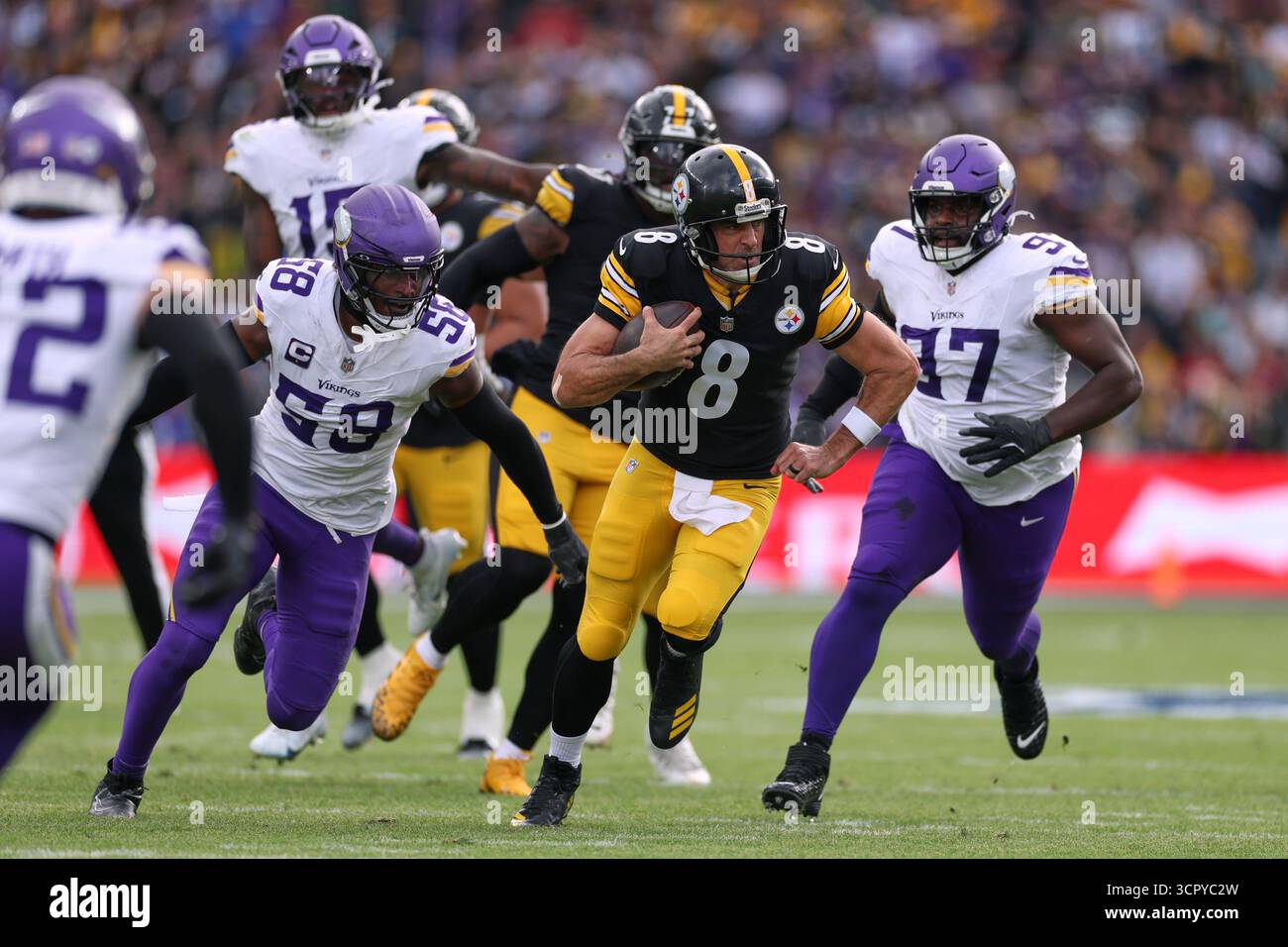 Pittsburgh Steelers quarterback Aaron Rodgers (8) runs the ball during ...